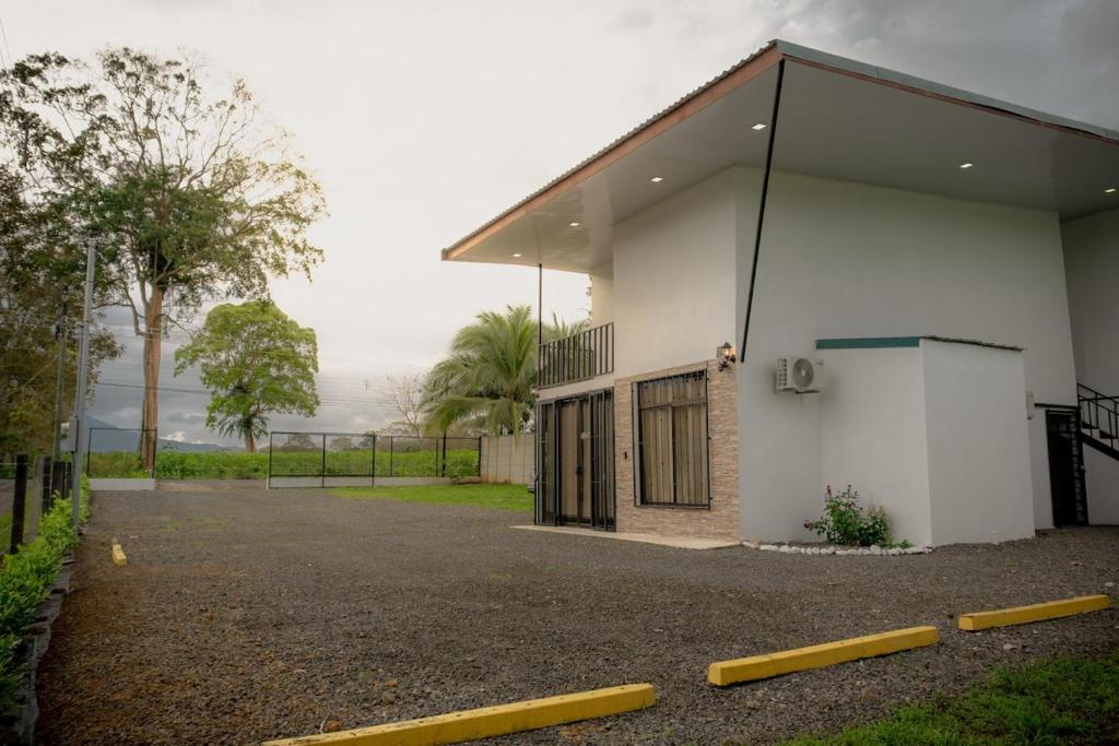 Villas Tari - Casa full equipada con jacuzzi y vista al Volcan Arenal ...
