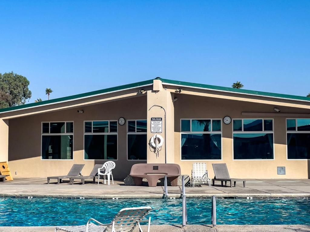Relaxin at Sams Beachcomber B30, Lake Havasu City (updated prices 2025)