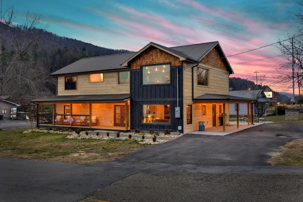 Honeybear Hideaways - Luxury Cozy Cabin with Theater, Game Room and Hot ...