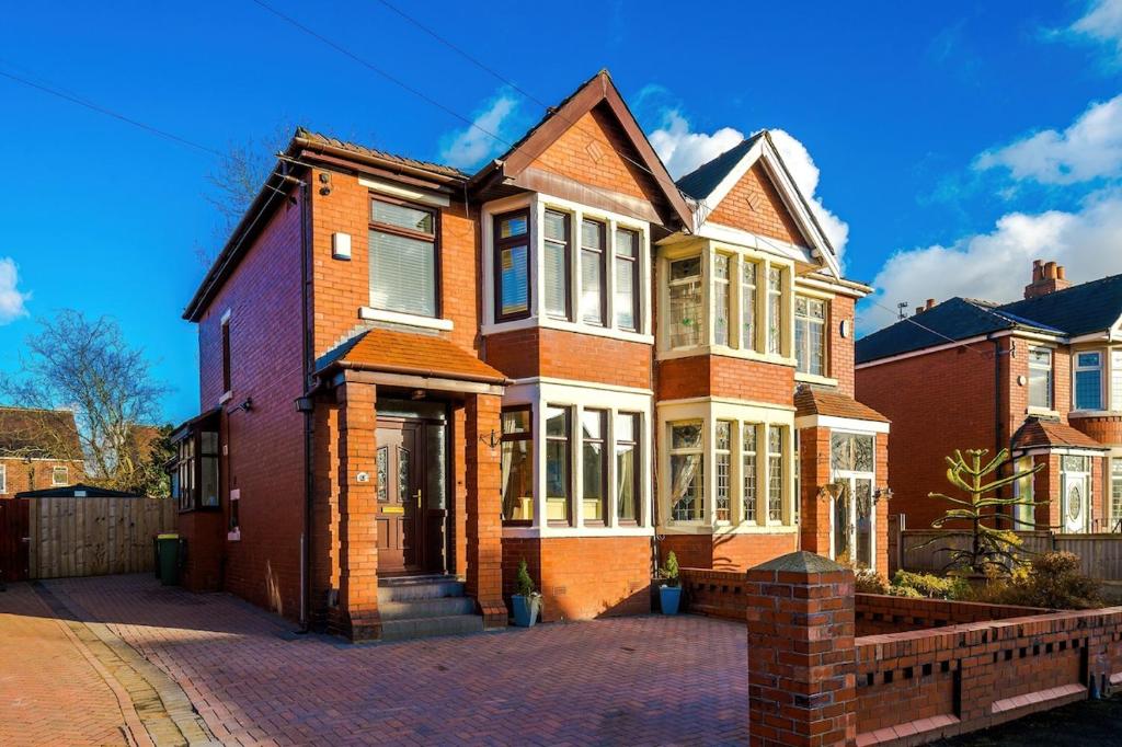 4 Bed House Relocators Trades and long stays, Samlesbury (updated ...