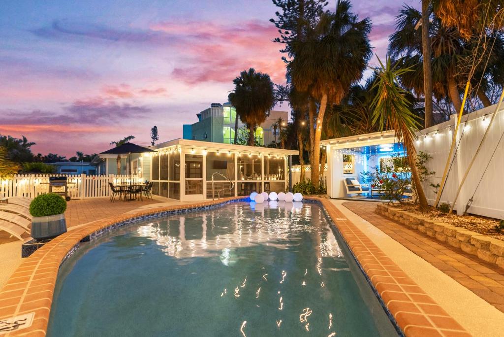 Private Heated Pool - 100 Steps to Beach Access - 5-min walk to Siesta ...