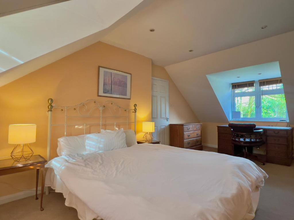 Rural 1-Bed Flat with Drive Parking and WiFi near Airport, Westerham (updated prices 2025)