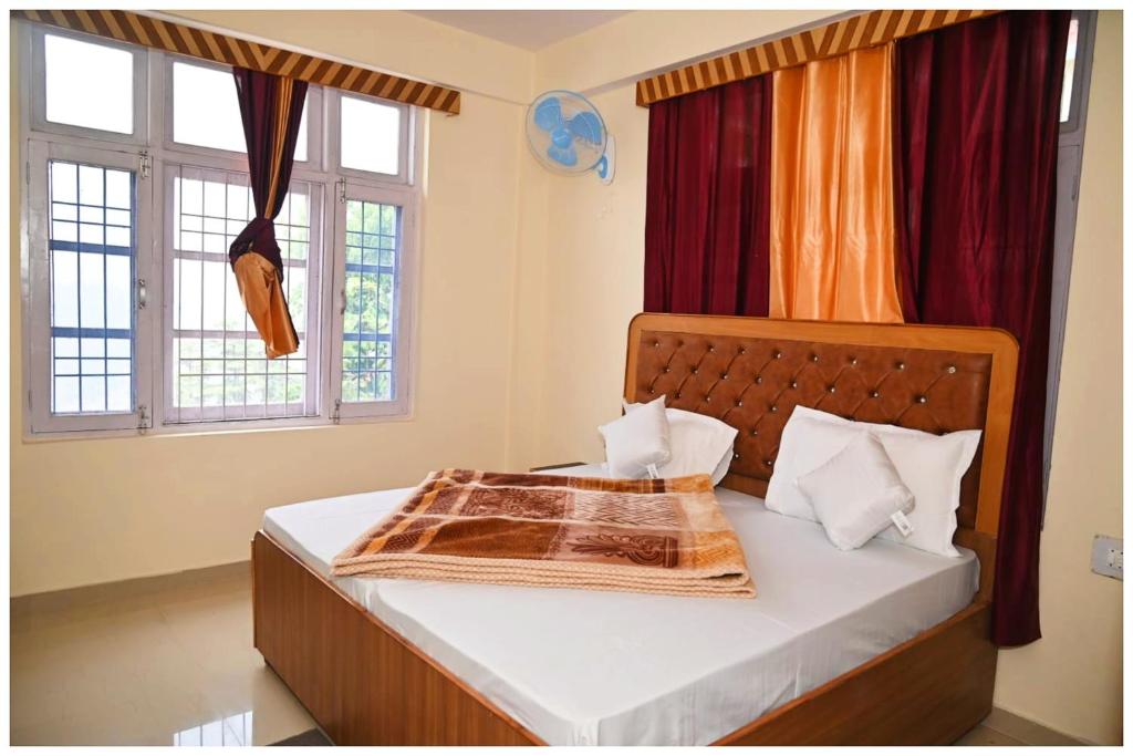 SIMLA HOTEL K R I S H N A B - B near mall road and temple, Shimla ...