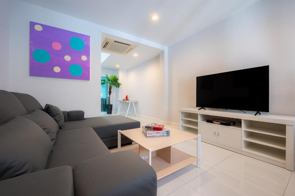 3 Bedroom Spacious Home in Downtown Bangkok Near MRT BTS Asok Station ...