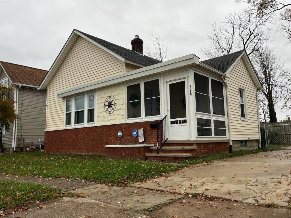 Cozy Home with Views of Lake Erie and the Pier, Lorain (updated prices ...