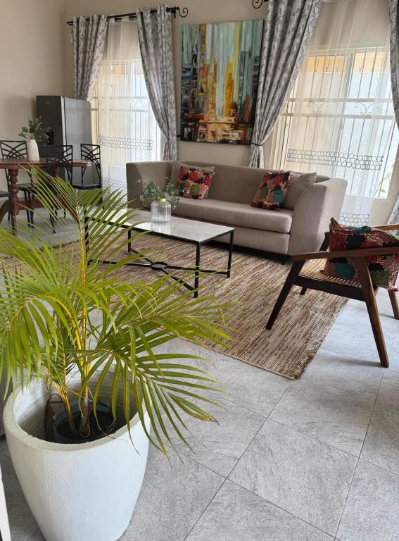 Central and Comfy Mikocheni Apt, Dar es Salaam (preços atualizados para ...