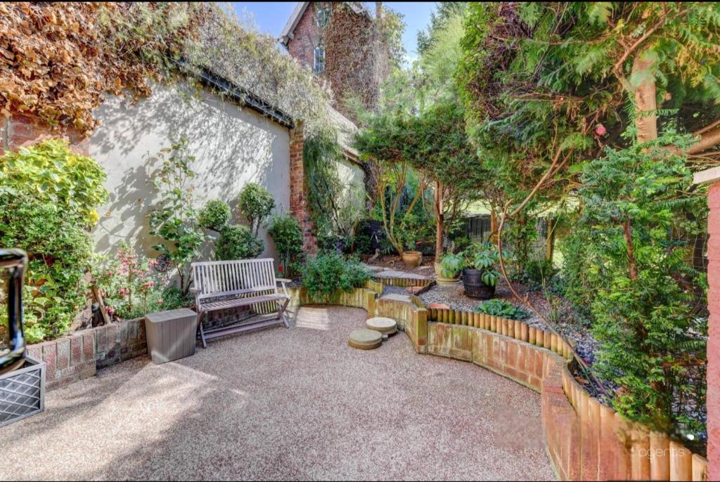 Courtyard Cottage with free onsite parking, garden, short flat walk to ...