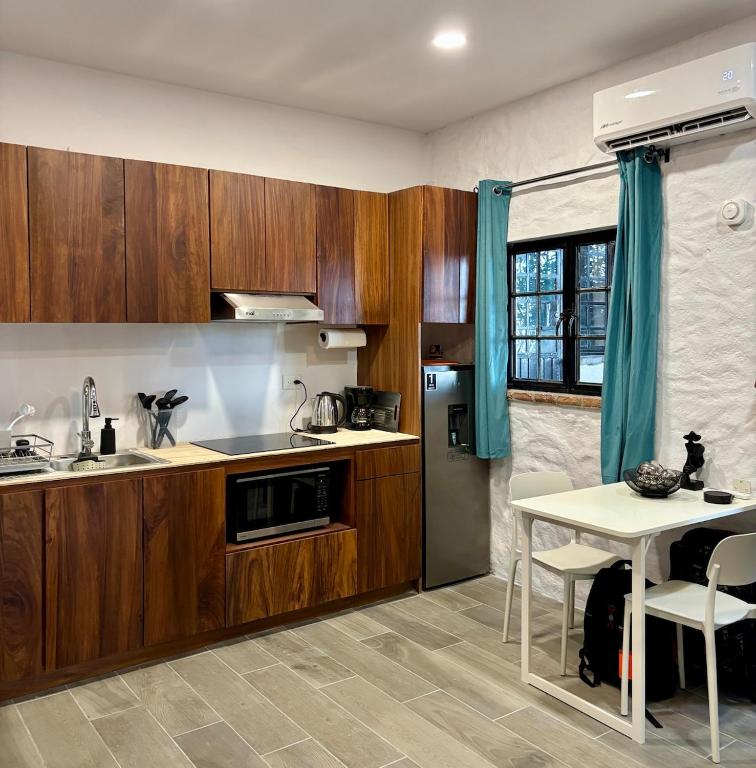 Newly Renovated Studio B2 with Patio Sleeps 2, Puerto Vallarta (aktualisierte Preise für 2025)