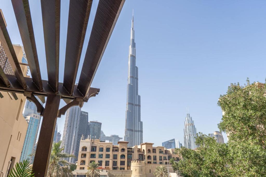 AirDXB - Luxury Living in the Heart of Dubai - Next to Dubai Mall and Fountains - Stunning Full ...