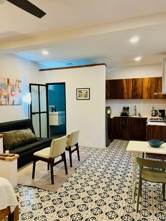 Newly Renovated Studio B1 With Patio Sleeps 4, Puerto Vallarta (aktualisierte Preise für 2025)