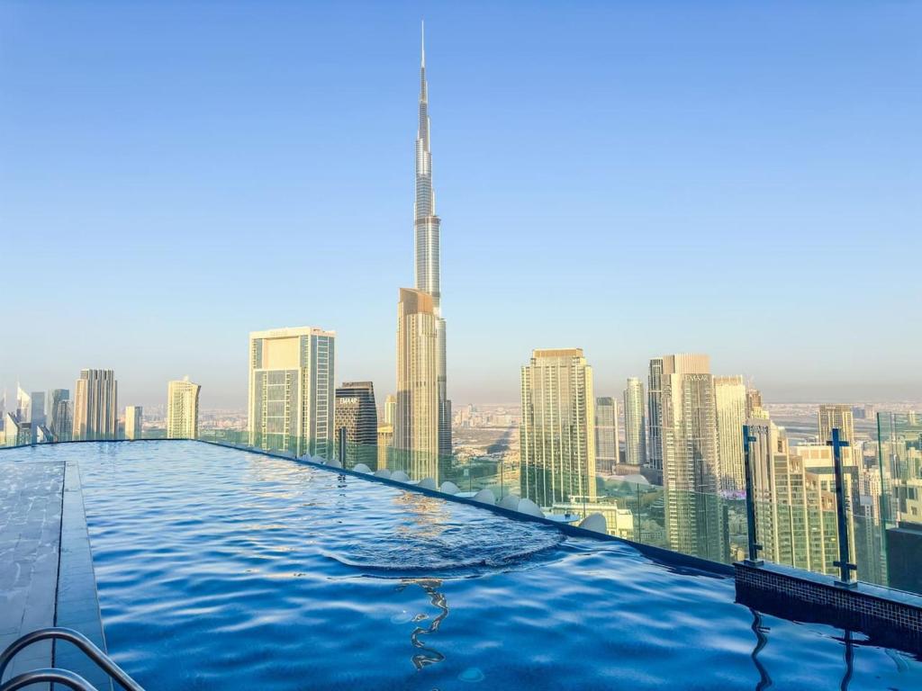 New 2 Bed Sea View with 64th Flr Infinity Pool Burj Khalifa View, Dubai ...