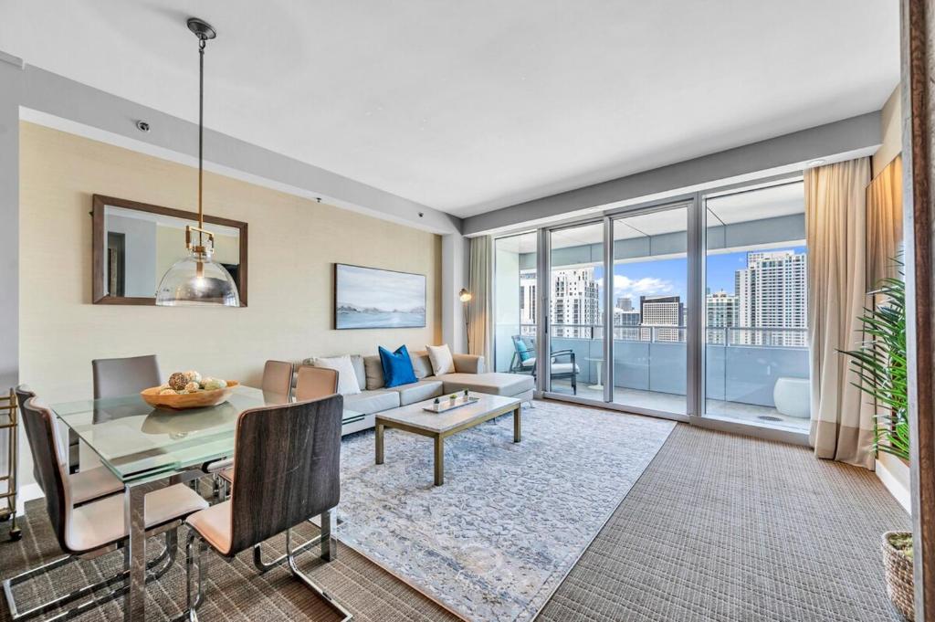 Spacious Corner Condo with Bay View in Ideal Location Free Parking ...