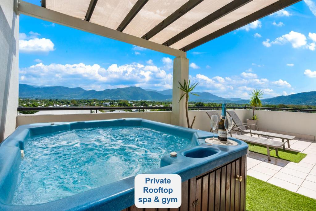 Cairns Penthouse - Private Rooftop Outdoor Gym, Spa & TV Area with ...