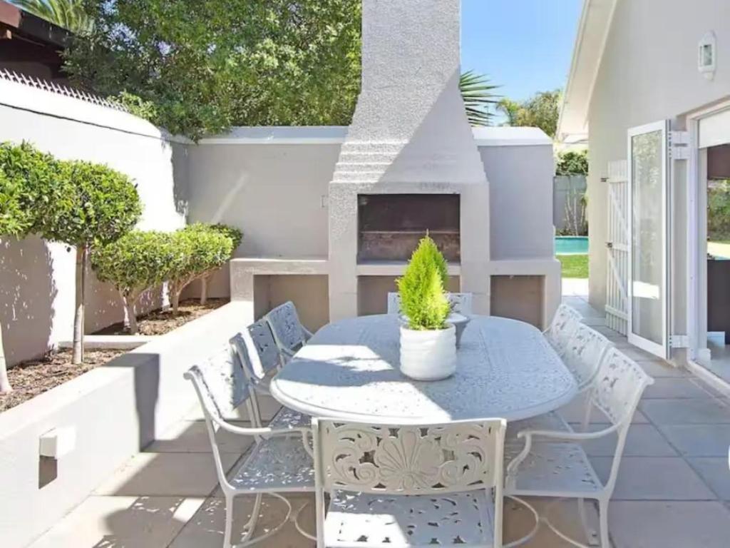 Escape to a Coastal Oasis, Table View (updated prices 2025)