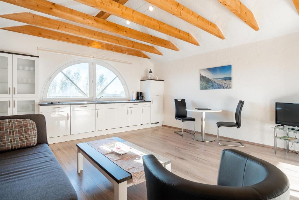 Ferienwohnung Seestern mit Rundbogenfenster am Badesee Tannenhausen ...