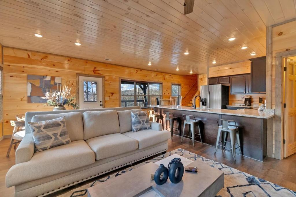 Honeybear Hideaways - Luxury Gatlinburg Smoky Cabin with Indoor Pool ...
