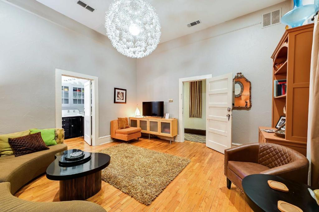 Historic Decatur Apt with City Square Views, Decatur (precios ...