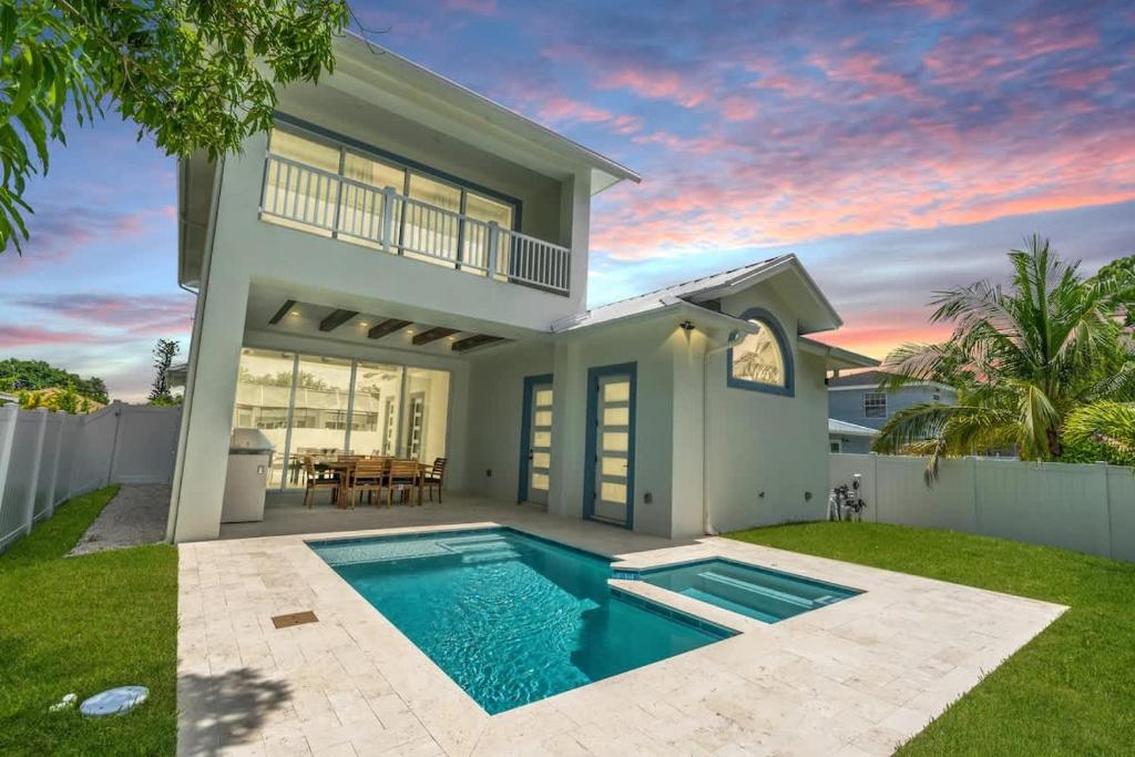 Stunning Vanderbilt beach house with heated pool, Naples (updated ...