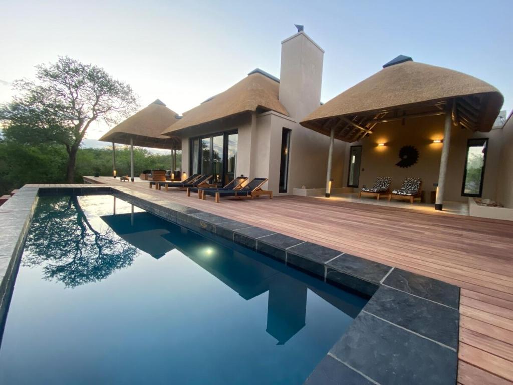 Villa Visvanger - Villa with river deck nearby Kruger, Hoedspruit ...