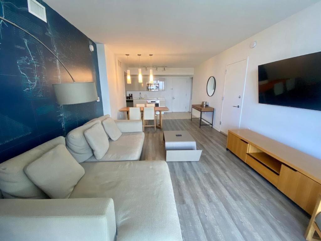 Beach, pool, and Gym 2B 2B Near Gulfstream & Mall, Hallandale Beach ...