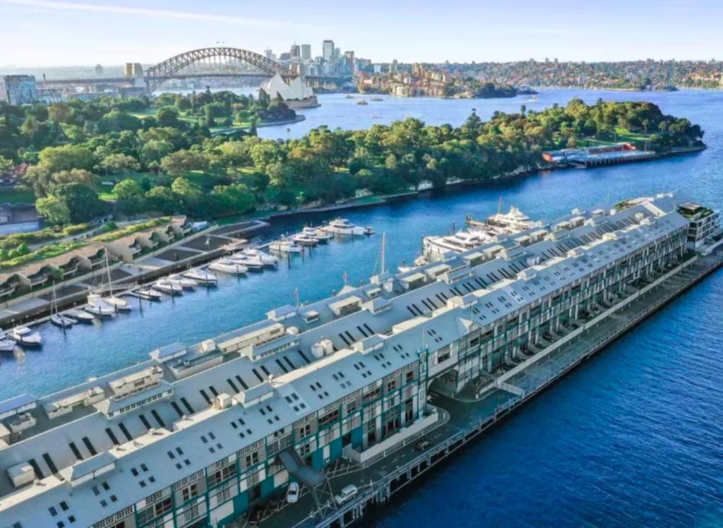 Spectacular Waterfront With Cosmopolitan Lifestyle, Sydney (updated ...
