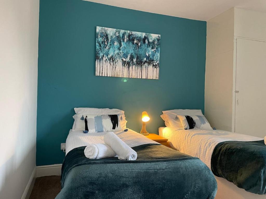 Alder Lodge 3 Bedroom semi ample parking, Swindon (updated prices 2025)