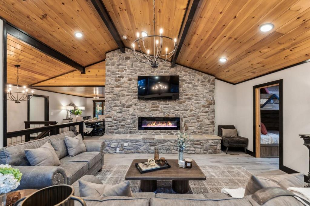 Honeybear Hideaways - Luxurious Modern 7BR Cabin with Indoor Pool, Game ...