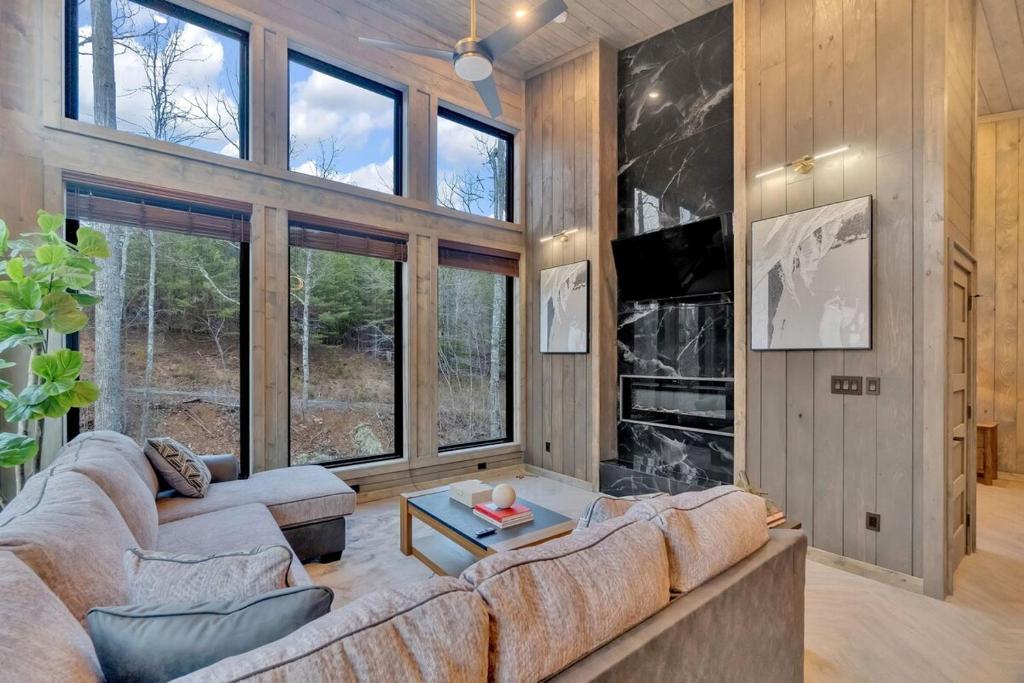 Honeybear Hideaways - Luxury Modern Glass Cabin with Indoor Pool, Fire ...