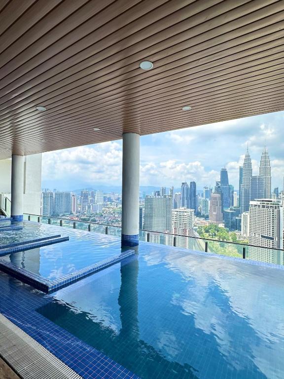 Skyline Infinity Pool- KLCC Studio-Best for Couples and Travellers ...