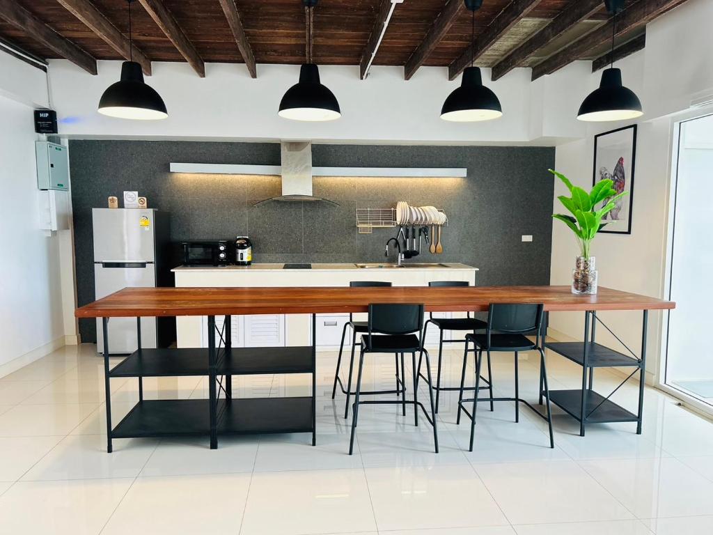 Canal Villa on Onnut Road, near Bts Onnut, Bangkok, Amphoe Phra Khanong ...