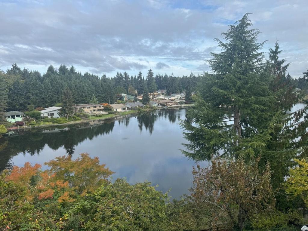 Cozy House on a Lake, Federal Way (updated prices 2026)