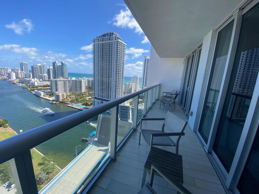 Apt Miami Beach 1B1B w Kitchen Beach and Mall 2308, Hallandale Beach ...
