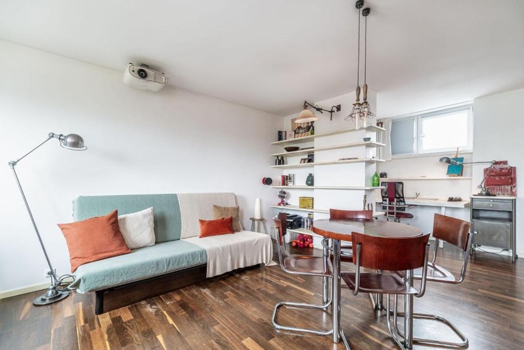 Artist studio Mokotow - 12 minutes center, Warsaw (updated prices 2026)