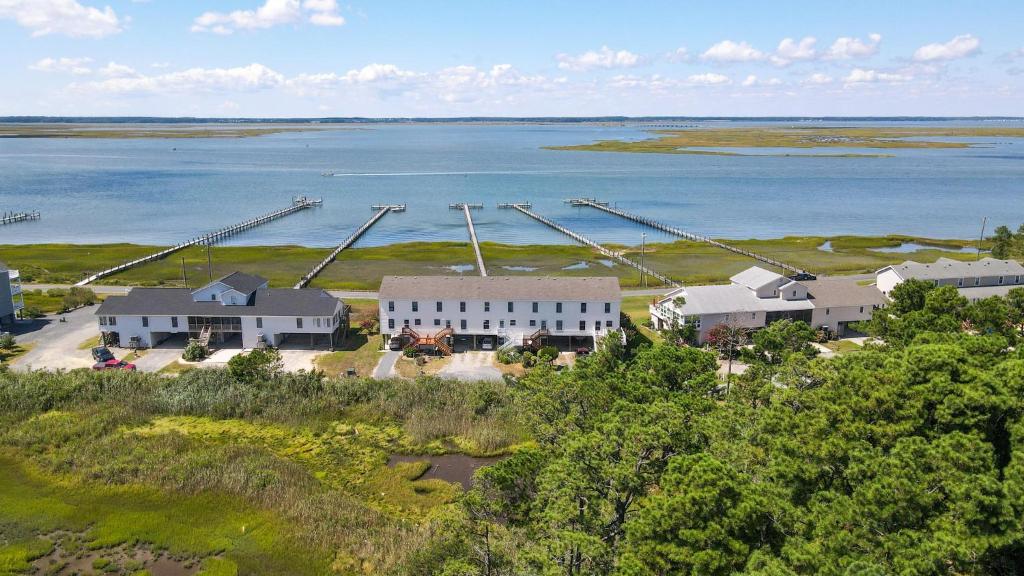 Blue Chair Bay - Waterfront townhome with Fishing pier!, Black Point ...
