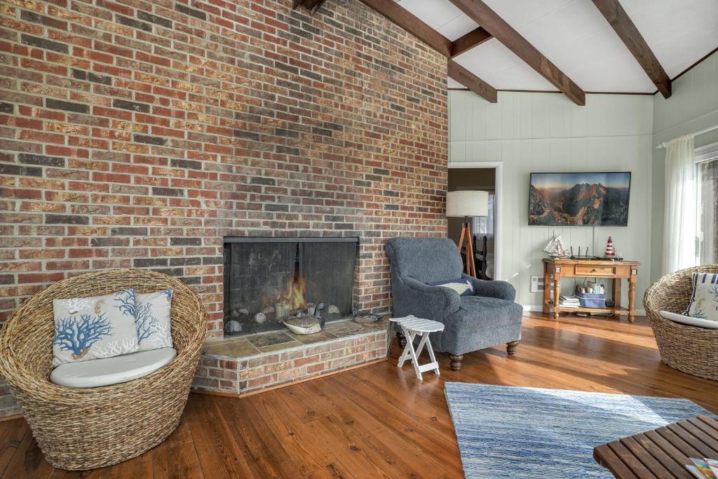 Conch Shell - Waterfront villa with wrap around deck!, Deep Hole ...