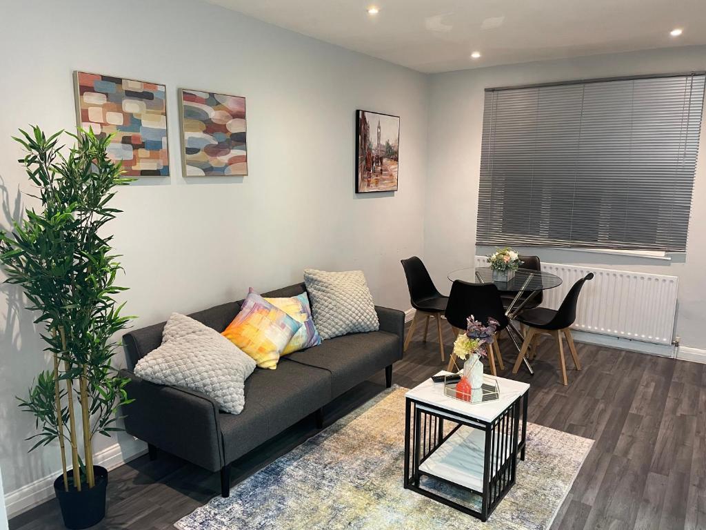Cosy 2 bed Wimbledon Apartment, Raynes Park (updated prices 2026)