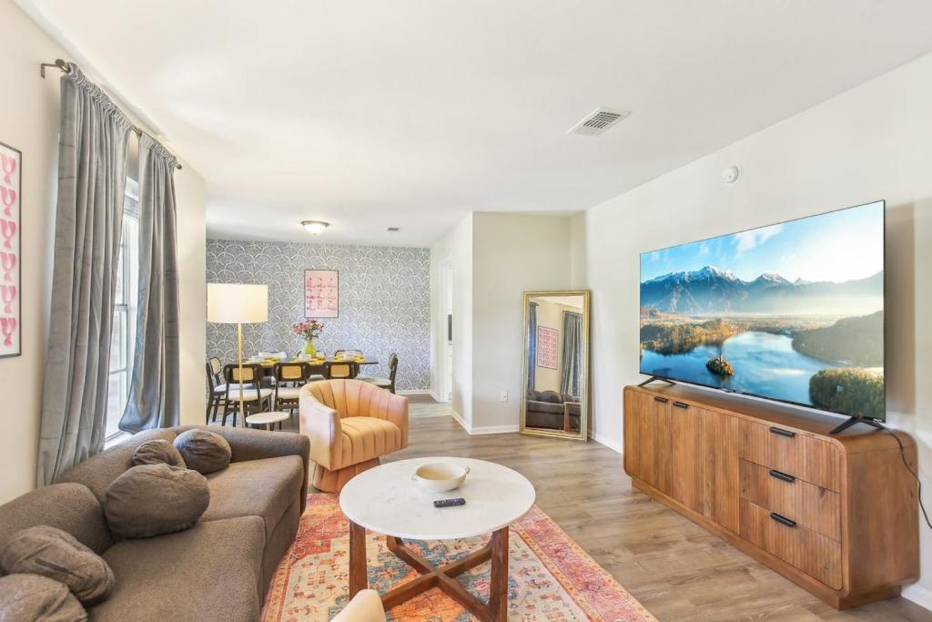 TX A&M! TAMU! Pet Friendly! 7 Beds, King & Queen! Billiards! Fire Pit ...