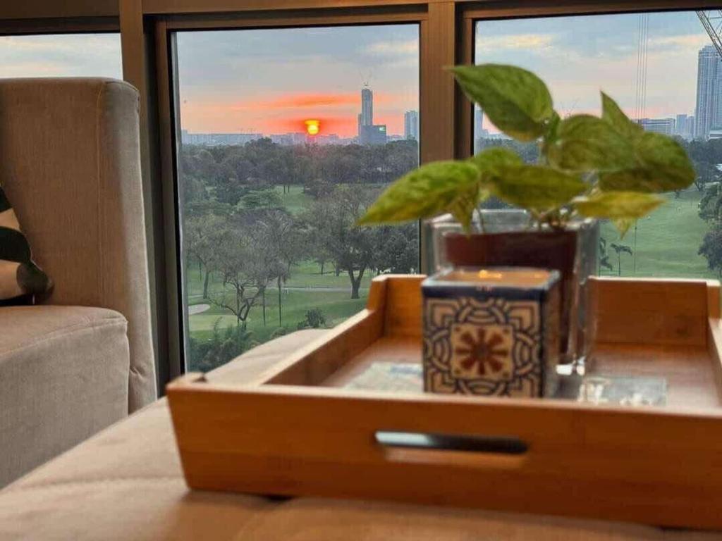 1BR suite Golf course view in BGC with 200MBPS net, Manila (updated ...