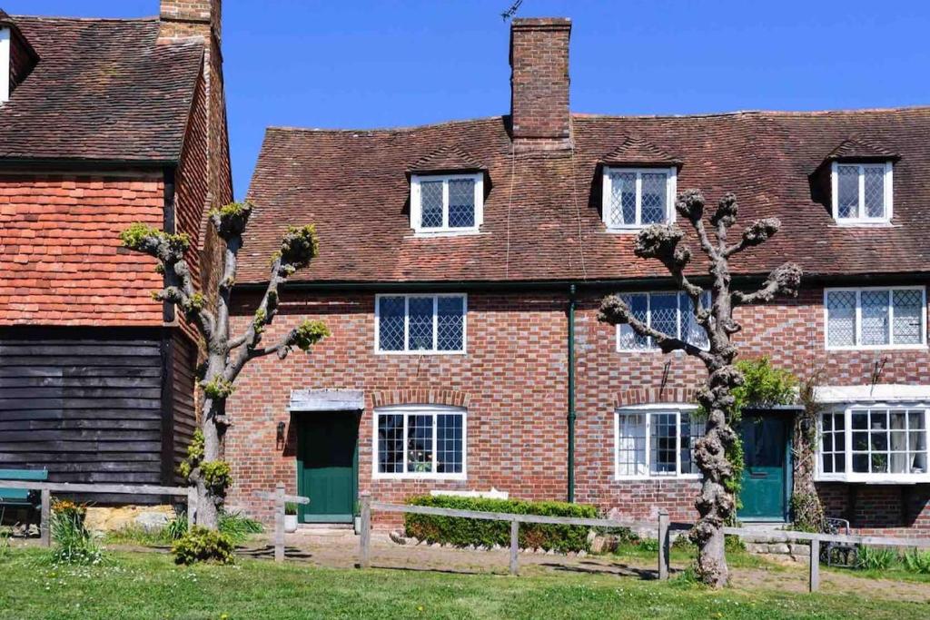 3 bedroom 17th Century Cottage, Groombridge (updated prices 2026)