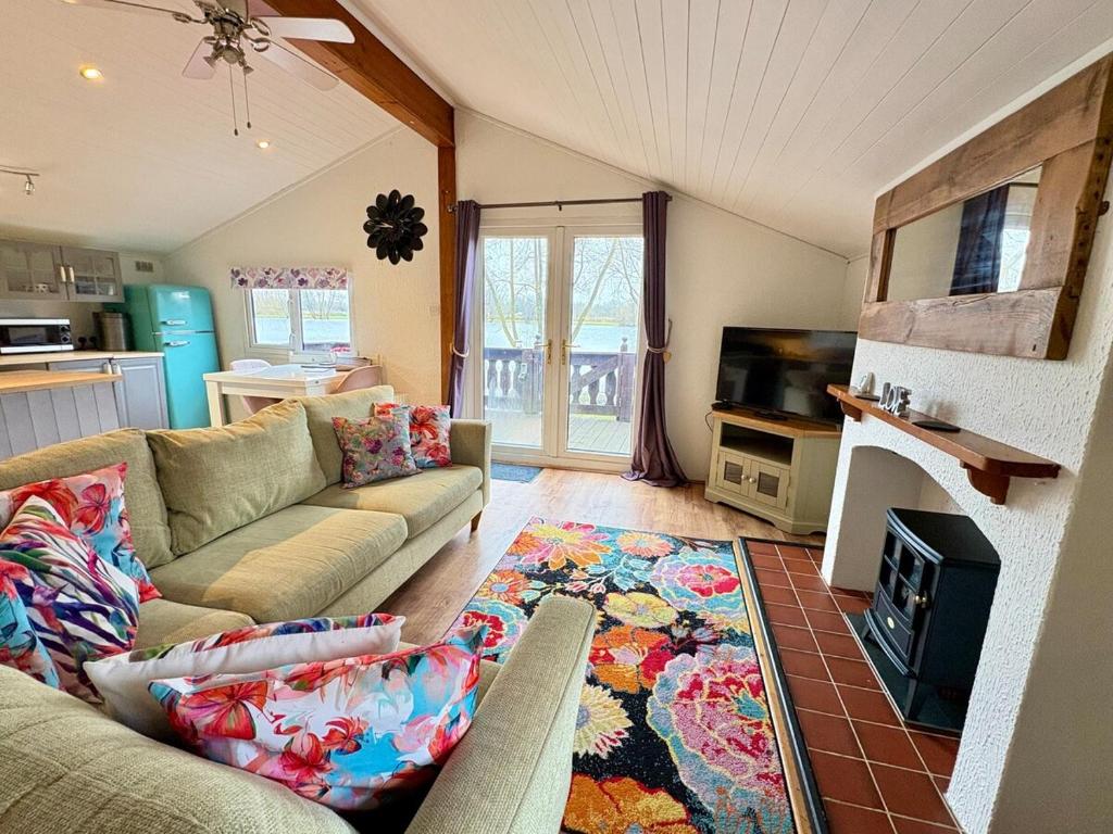 The Lodge on the Lake, Dog friendly, Free Hoburne Passes, South Cerney ...