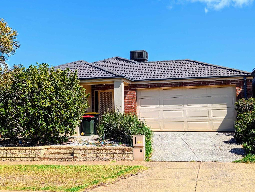 Point Cook Gem 5BR Family Home walk to shops and parks, Point Cook ...