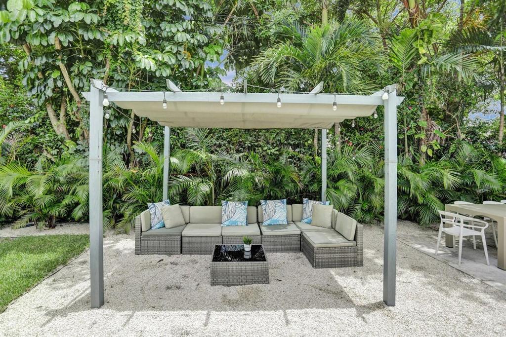 Miami Getaway 4BR With BBQ & Relaxing Backyard, Golden Glades (updated ...