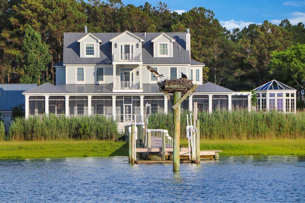 June's Retreat - Waterfront; Boat dock!, Deep Hole (tarifs actualisés ...