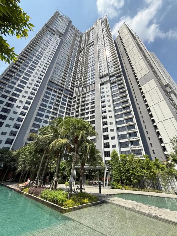 AGILE SKY HOME NEAR PAVILION MALL & TRX ViEW INCLUDING SWIMMING POOL ...
