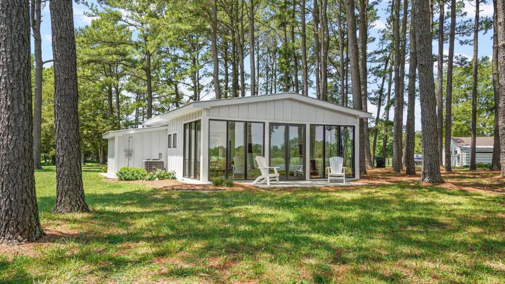 The Porter's Barn - fancy little waterfront home with deep-water boat ...