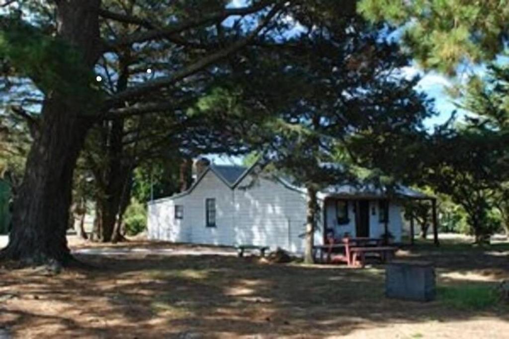 Woiworung Cottage-BYO bed linen and towels-NO WIFI- take a step back in ...