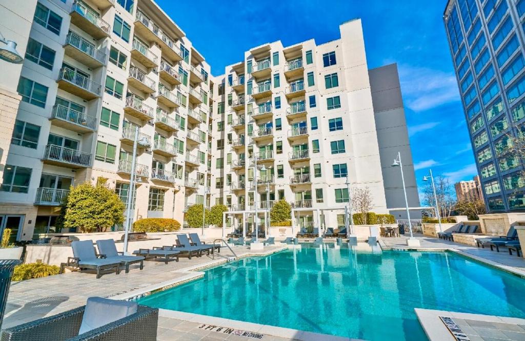 Midtown Oasis Overlooking ATL with Pool View and Balcony, Atlanta ...