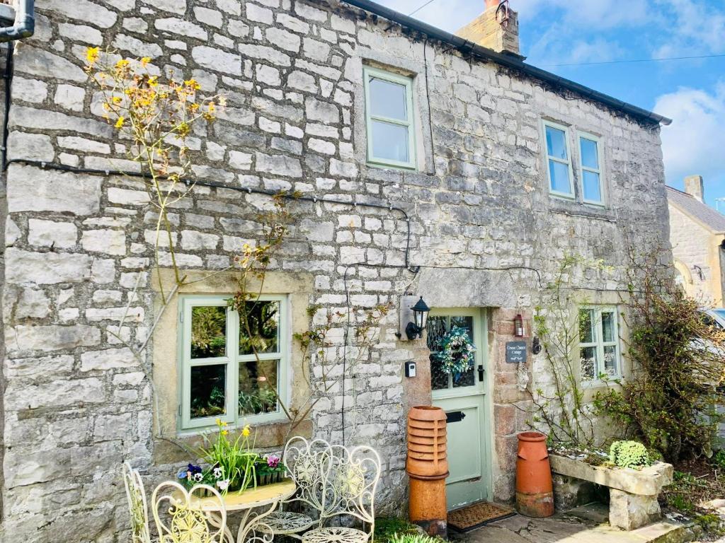Idyllic, rustic, traditional cottage in rural village with wood burner ...