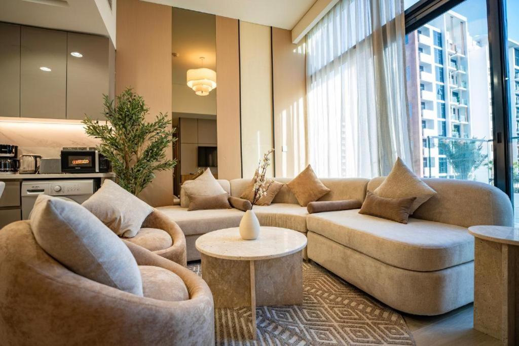 Cozy Pool View Fully Furnished Apartment, Dubai (updated prices 2025)