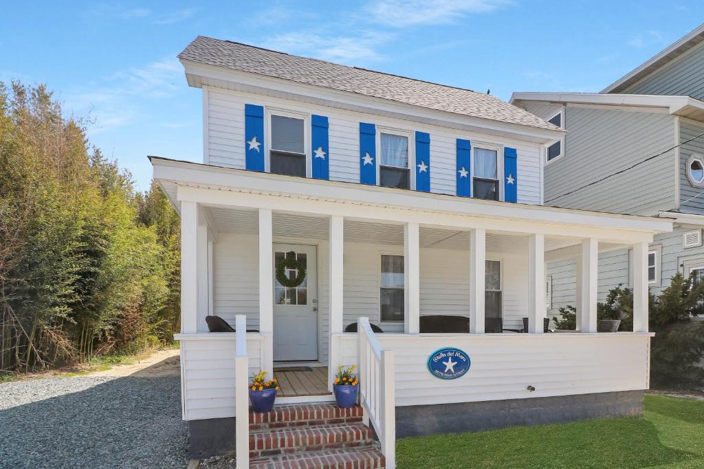 Stella del Mare - Charming home with relaxing porch!, Black Point ...